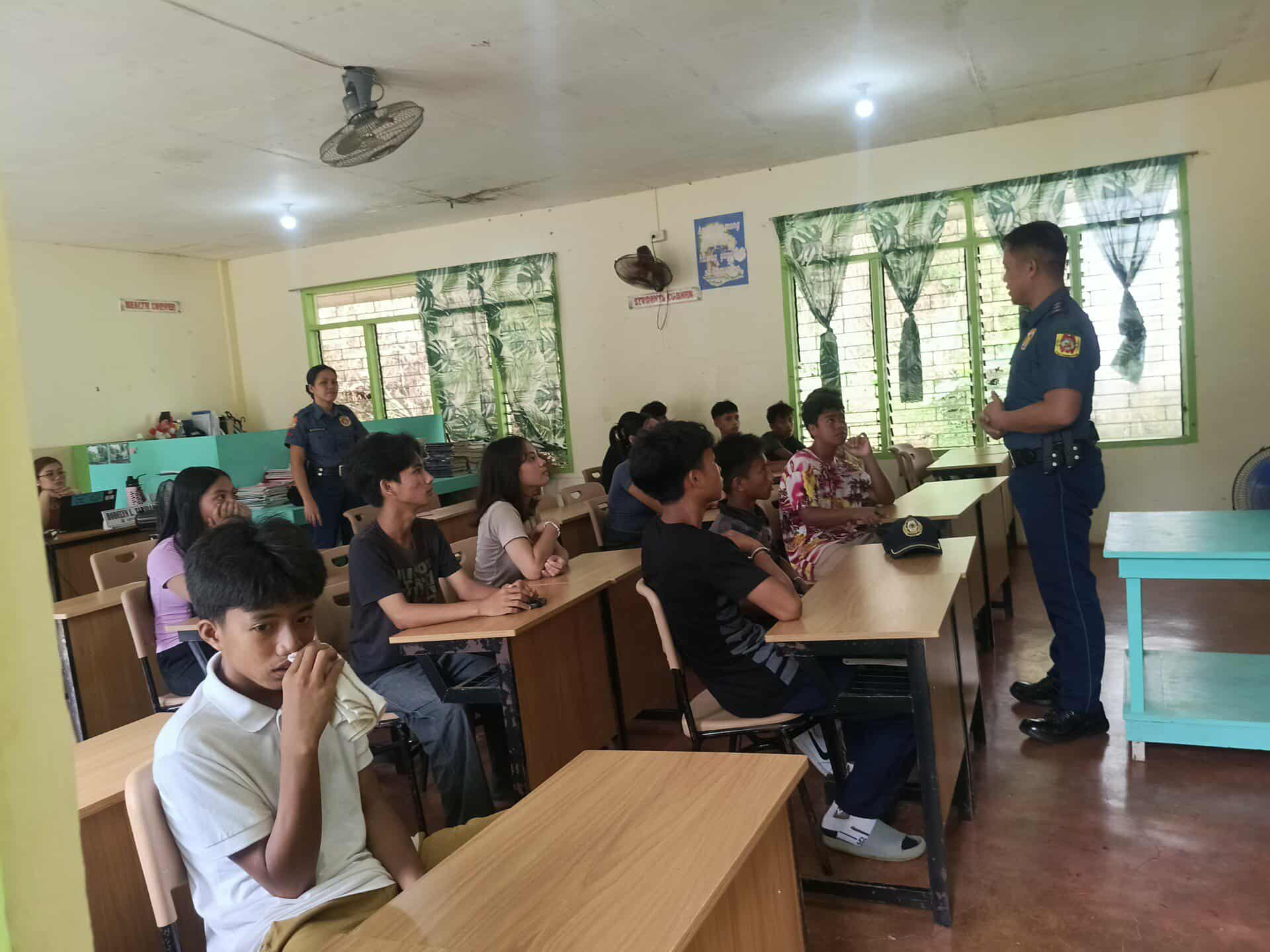 San Miguel PNP, nagsagawa ng Awareness Lecture sa Mabato National High ...