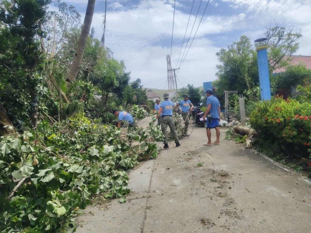 PNP Uyugan, nagsagawa ng Road Clearing Operation matapos ang pananalasa ...