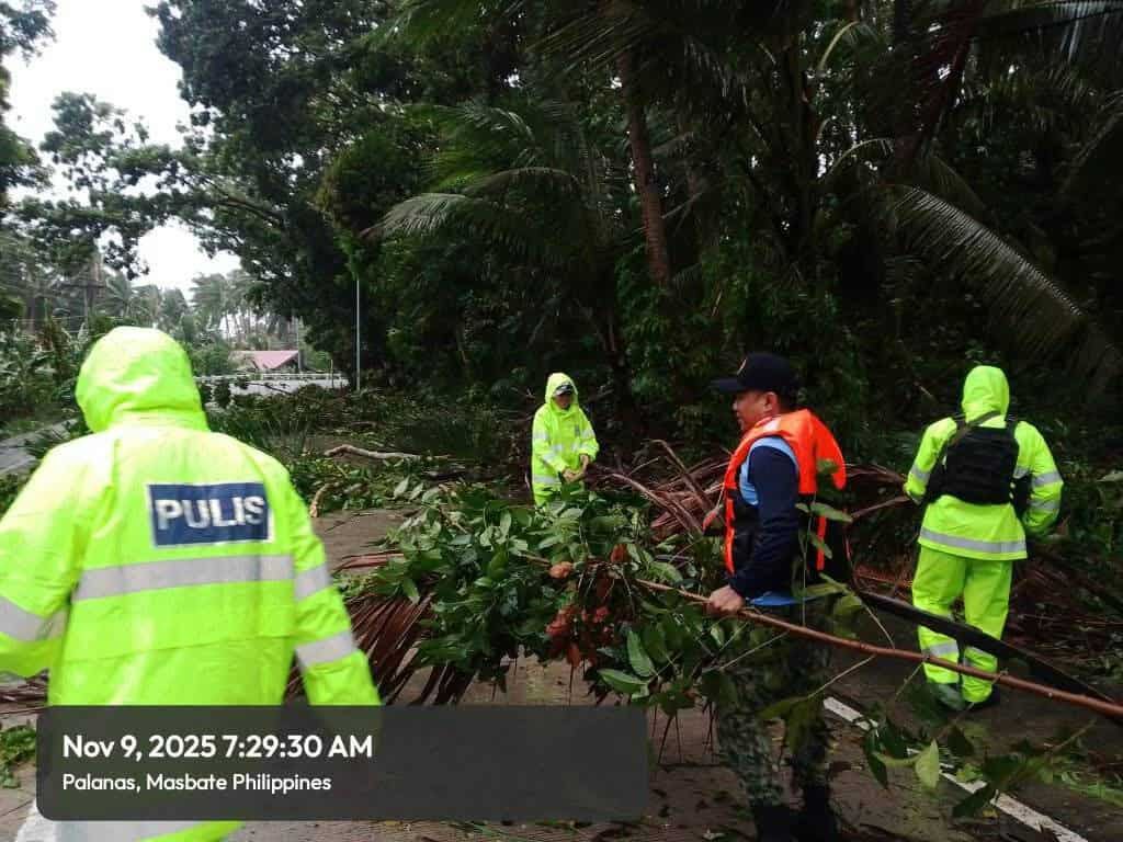 Road Clearing Operations sa kasagsagan ng Bagyong Uwan, pinangunahan ng ...