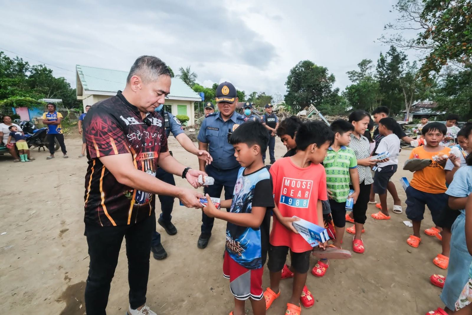 PBGen Tom Ibay, naghatid ng tulong sa mga biktima ng Bagyong Tino at ...