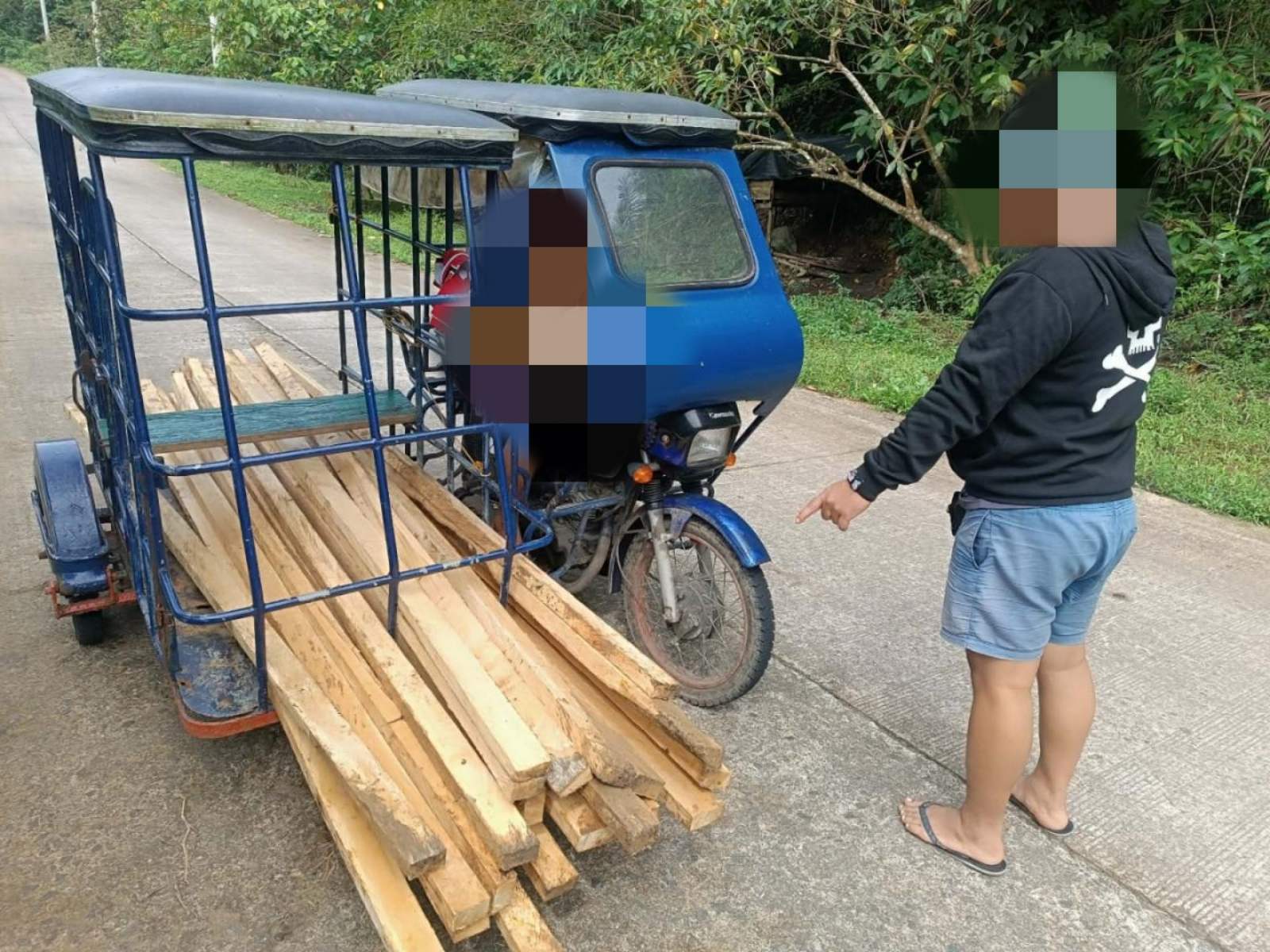 Iligal na troso sa Quezon Province, nakumpiska ng PNP–Maritime Group